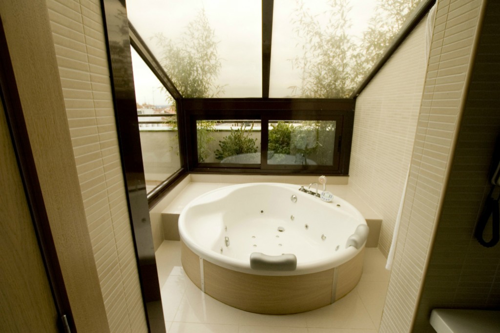 Baño con Jacuzzi exterior - Reformark
