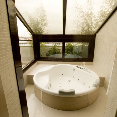 Baño con Jacuzzi exterior - Reformark