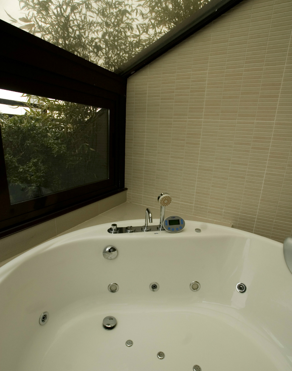 Baño con Jacuzzi exterior - Reformark